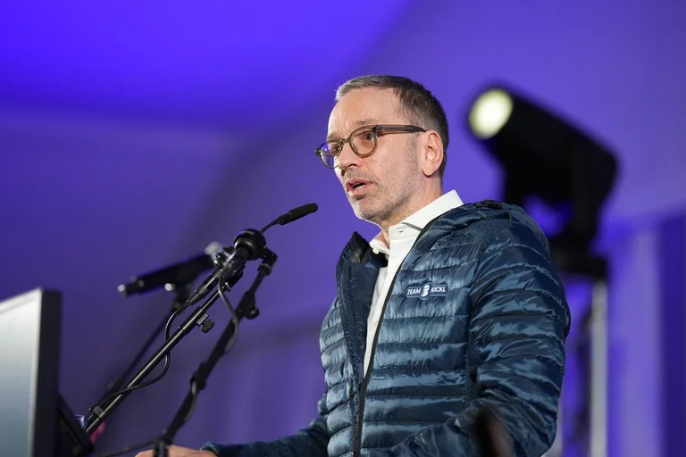 Umfrage: Kickl lässt Stocker und Babler weiter deutlich hinter sich ...