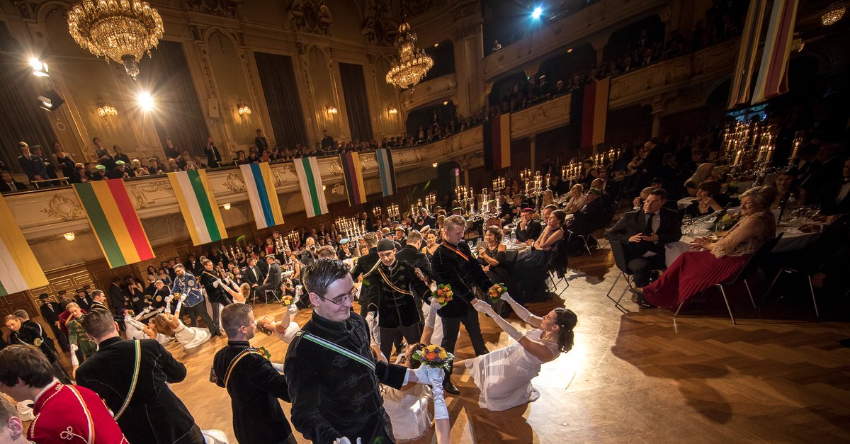 Akademikerball: Hunderte Gäste feierten stilvoll im Grazer Congress ...